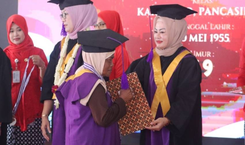 130 Orang Lulus Sekolah Lansia, Wisudawan Tertua Berusia 92 Tahun ...